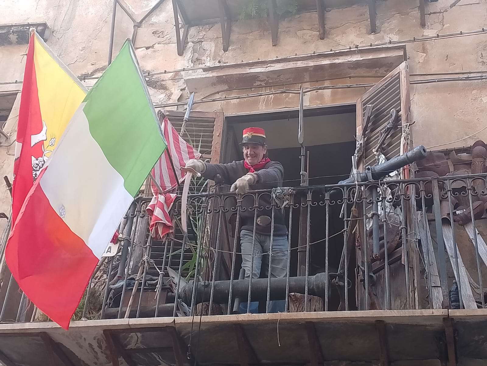 L’Incanto del quotidiano: L’Armigero di Ballarò e il suo balcone magico ...